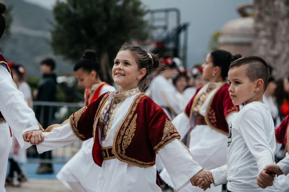 Povodom Svjetskog dana plesa, danas u Budvi folklorna manifestacija „Da nam kolo ne zastane ...