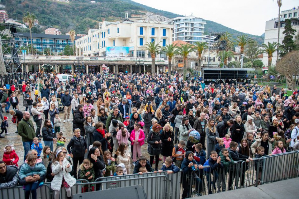 Na trgu u Budvi: Danas u 14 h koncert klasične muzike, večeras nastupaju Željko Joksimović ...